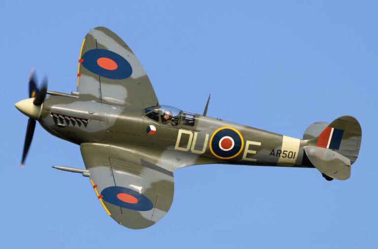 The invention of the fighter plane