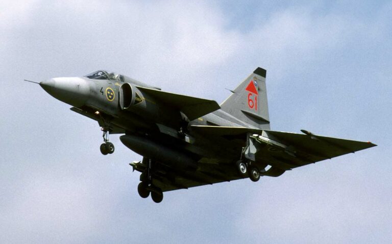 Saab JA37 Viggen (Thunderbolt) - War Wings Daily