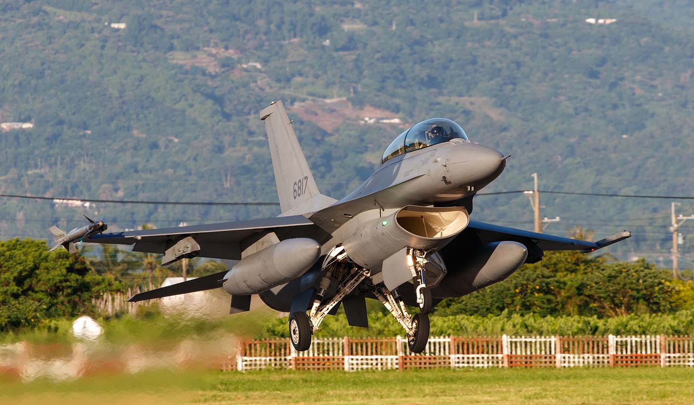 Lockheed Martin F-16 Fighting Falcon - War Wings Daily