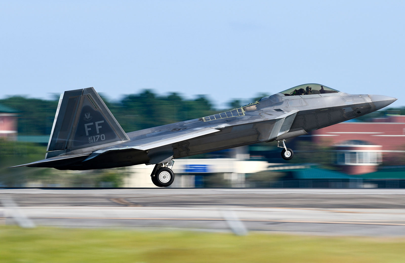 Technical comparison of thrust on modern fighter aircraft