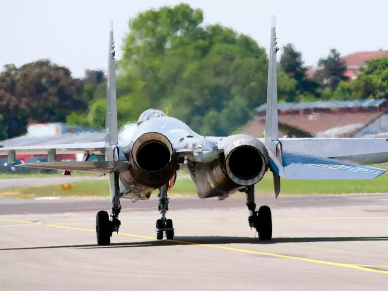 How the 3D thrust vectoring system works on the Su-30SM and Su-35